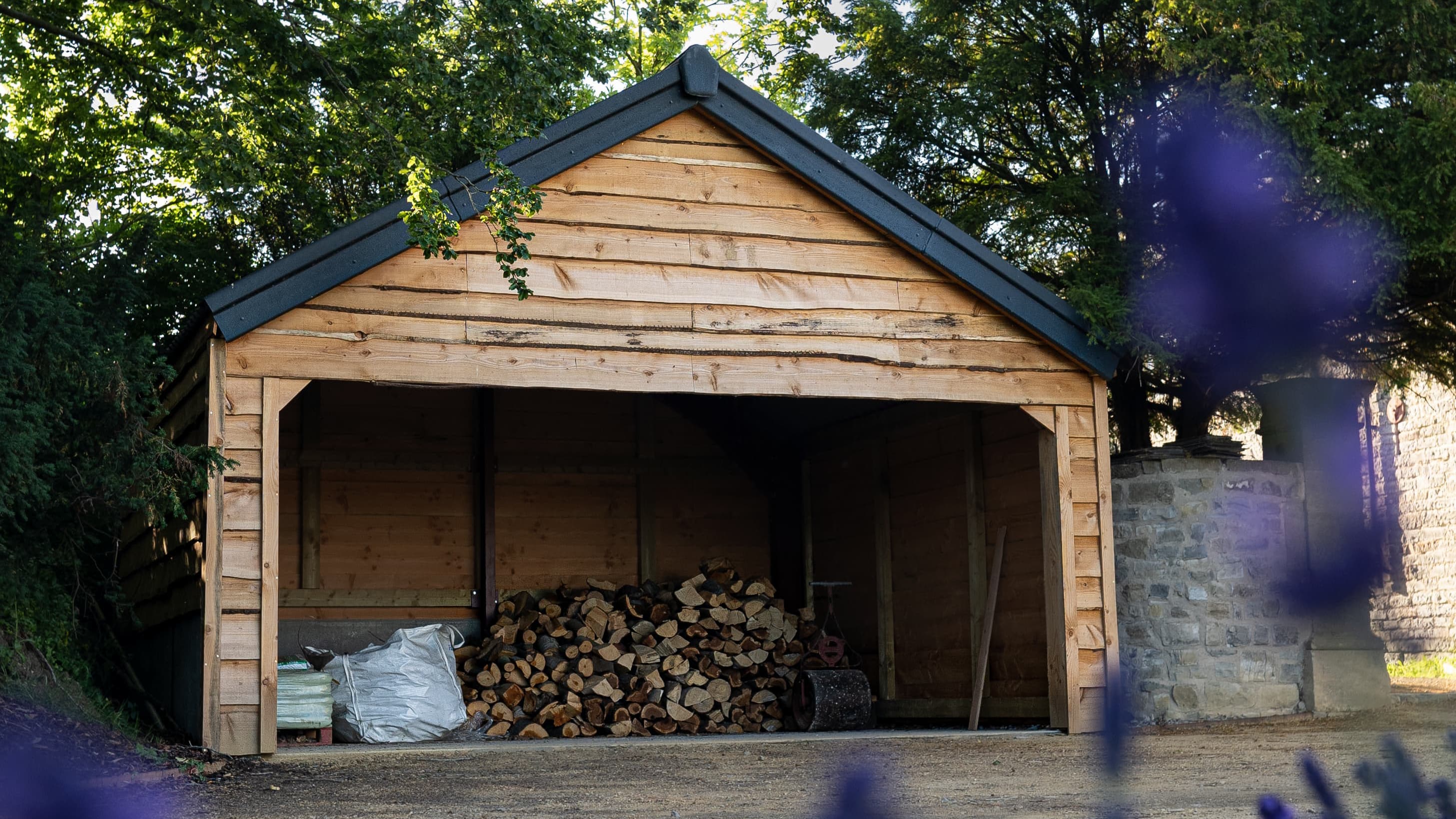 Beautiful log store covered in Meadowscape fibre cement roofing produc ...